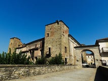 Monastero Bormida Ed Il Suo Ponte Immagine Stock - Immagine di castello ...