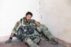 Soldado Cansado Que Se Arrodilla Con Un Escudo Y Una Espada En Manos ...