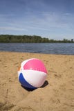 Strandbal bij het meer stock foto. Afbeelding bestaande uit seizoen ...