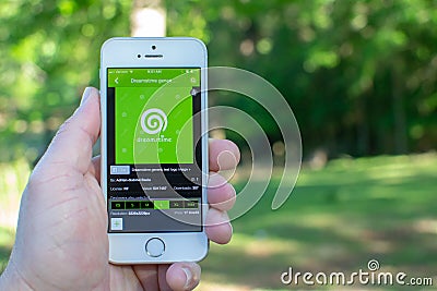 Dreamstime Mobile App With Dreamstime Logo Editorial Image ...