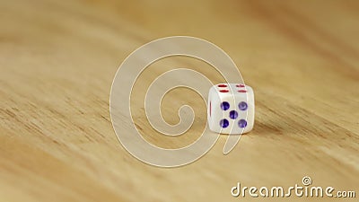 El Dado Gira 360 Grados En Una Plataforma De Madera Almacen De Video ...