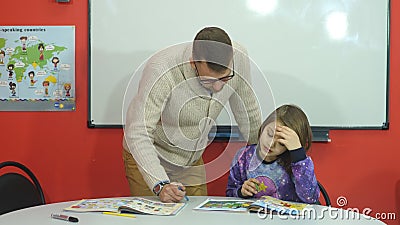 El Profesor Explica Con Sus Manos Y Muestra Al Niño Cómo Jugar Un Juego ...