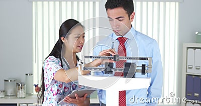 Enfermera China Pesando Paciente Mexicano Metrajes - Vídeo de escala ...