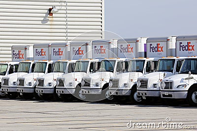 Flota De Los Camiones De Fedex Imagen de archivo editorial - Imagen ...
