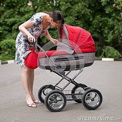 Frau Mit Kinderwagen Stockfoto - Bild: 7173030
