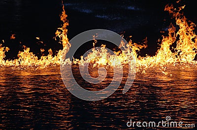 Fuego En El Agua Foto de archivo - Imagen: 13153760