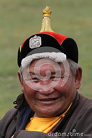 Glimlachende Mongoolse Mens Met Een Traditionele Hoed Redactionele ...