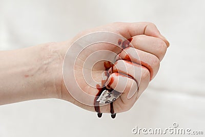 Hand Met Een Scheermesje Wordt Gesneden Dat. Royalty-vrije Stock ...