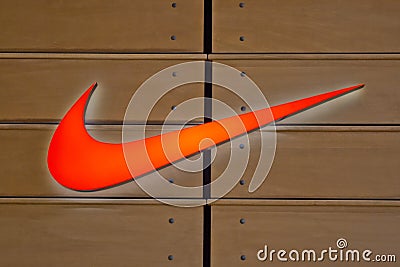 Nike Logo Signo Y Marca Texto Frente De Tienda De American Shop Sporty ...