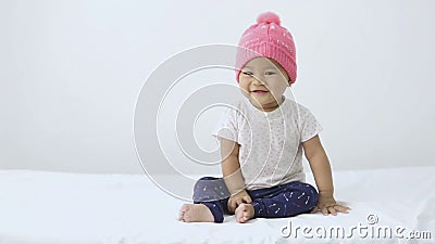 Kleines Mädchen sitzend stock video. Video von asiatisch - 219656993