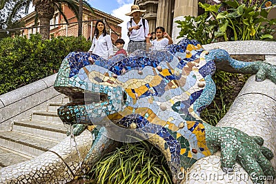 Lagarto De Gaudi En Barcelona Foto editorial - Imagen: 75475906
