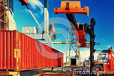 LKW-Containerfahrzeug Und -kran Im Hafen Stockfoto - Bild: 63399582