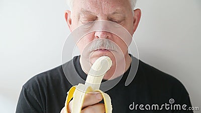 Mann isst Banane stock video footage. Video von frucht - 36006032