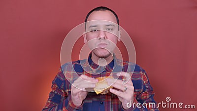 Mann Isst Einen Hamburger Nahaufnahme Fastfood Stock Video - Video von ...