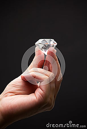 Mano Que Sostiene Un Diamante Foto de archivo - Imagen: 63482848