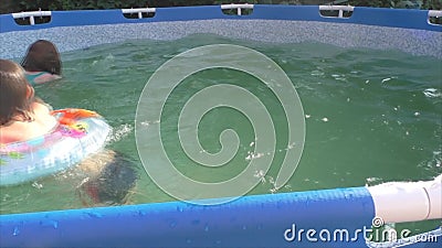 Nette Kinder Baden Im Pool am Sommertag Stock Video - Video von ...