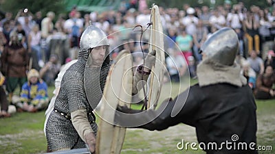 Ritterkampf und -halt stock video. Video von armee, fall - 103964917