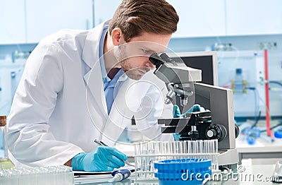 Scienziato Che Osserva Tramite Un Microscopio Fotografia Stock ...