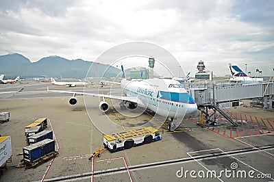 Side View Of Cathay Pacific 747 Plane Refueling Editorial Photo ...