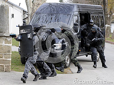 Police SWAT house entry stock image. Image of special - 19849429