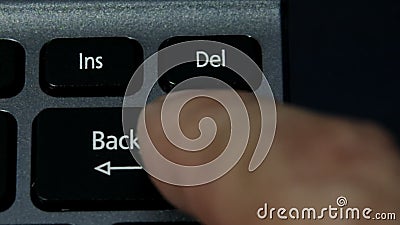 Tasto Di Pausa Per L'attacco Di Un Dito Sulla Tastiera Del Notebook ...