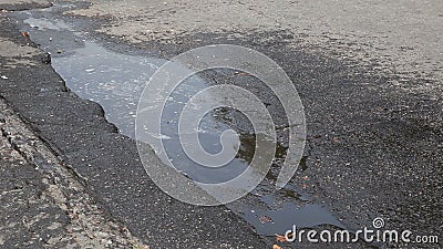 Una Pozza Di Acqua Sulla Strada Stock Footage - Video di pozza, asfalto ...