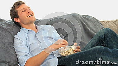 Uomo Che Ride Davanti Alla TV Stock Footage - Video di persona, maschio ...