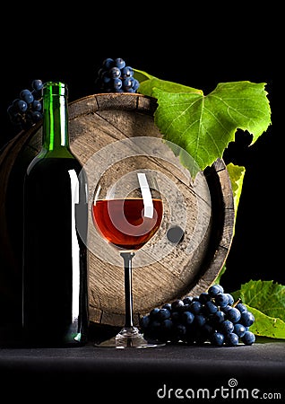 Wine Barrel And Grapes Royalty Free Stock Images - Image: 13286379