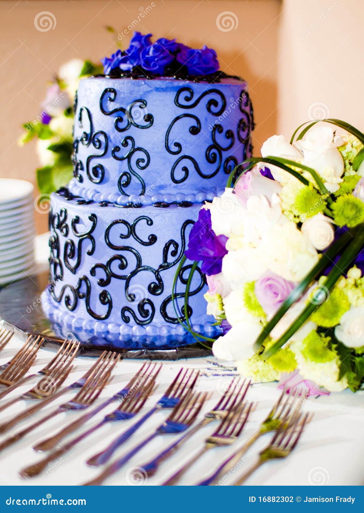 ¡Torta azul! foto de archivo. Imagen de rosa, ramo, flor - 16882302