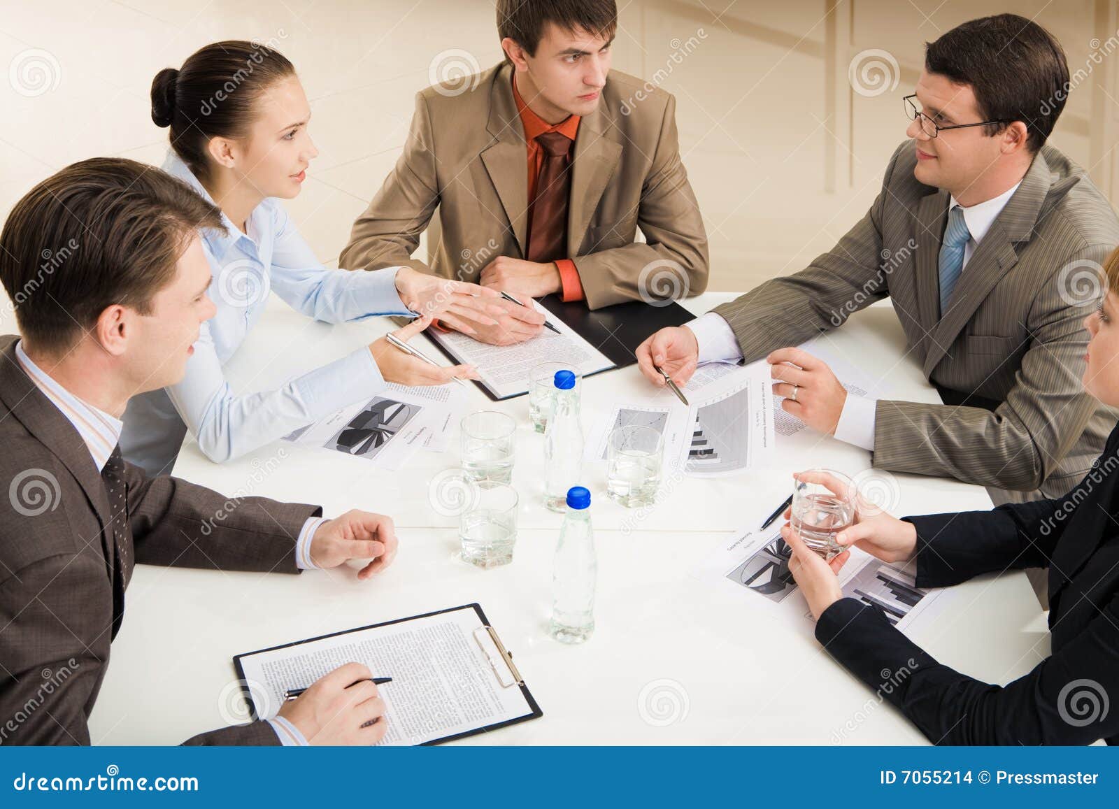 À la table ronde photo stock. Image du contact, employé - 7055214