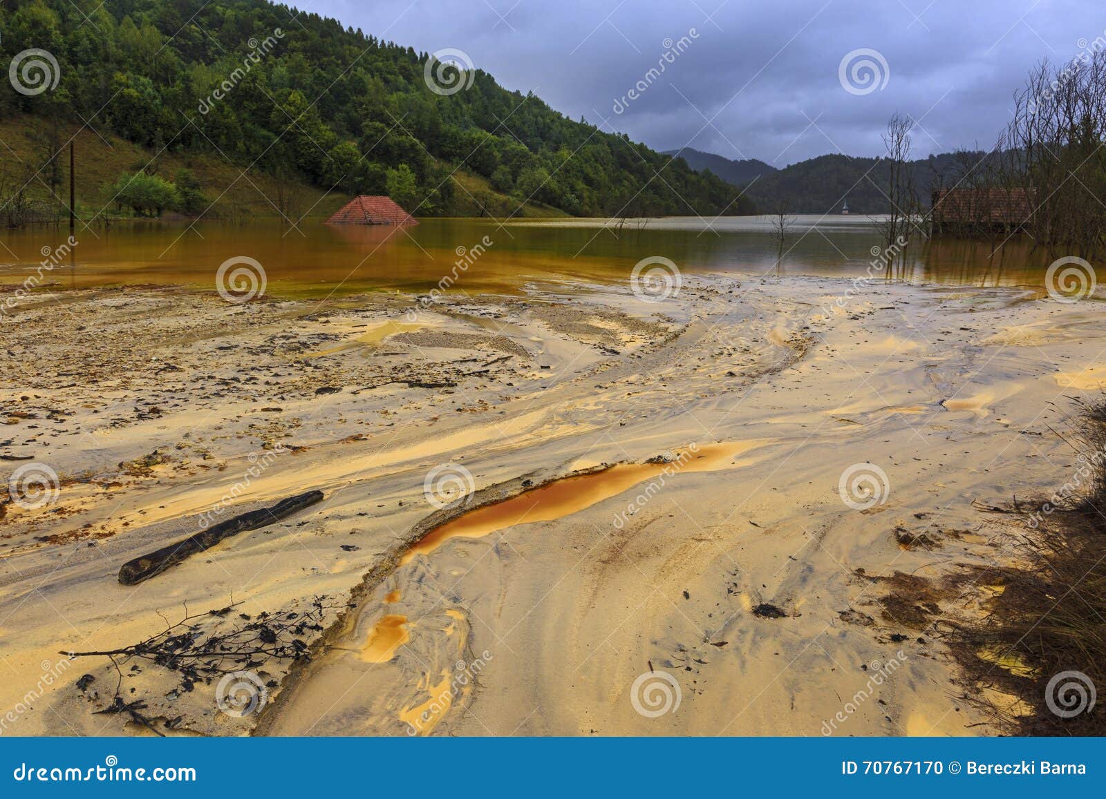 Água contaminada minando foto de stock. Imagem de cobre - 70767170