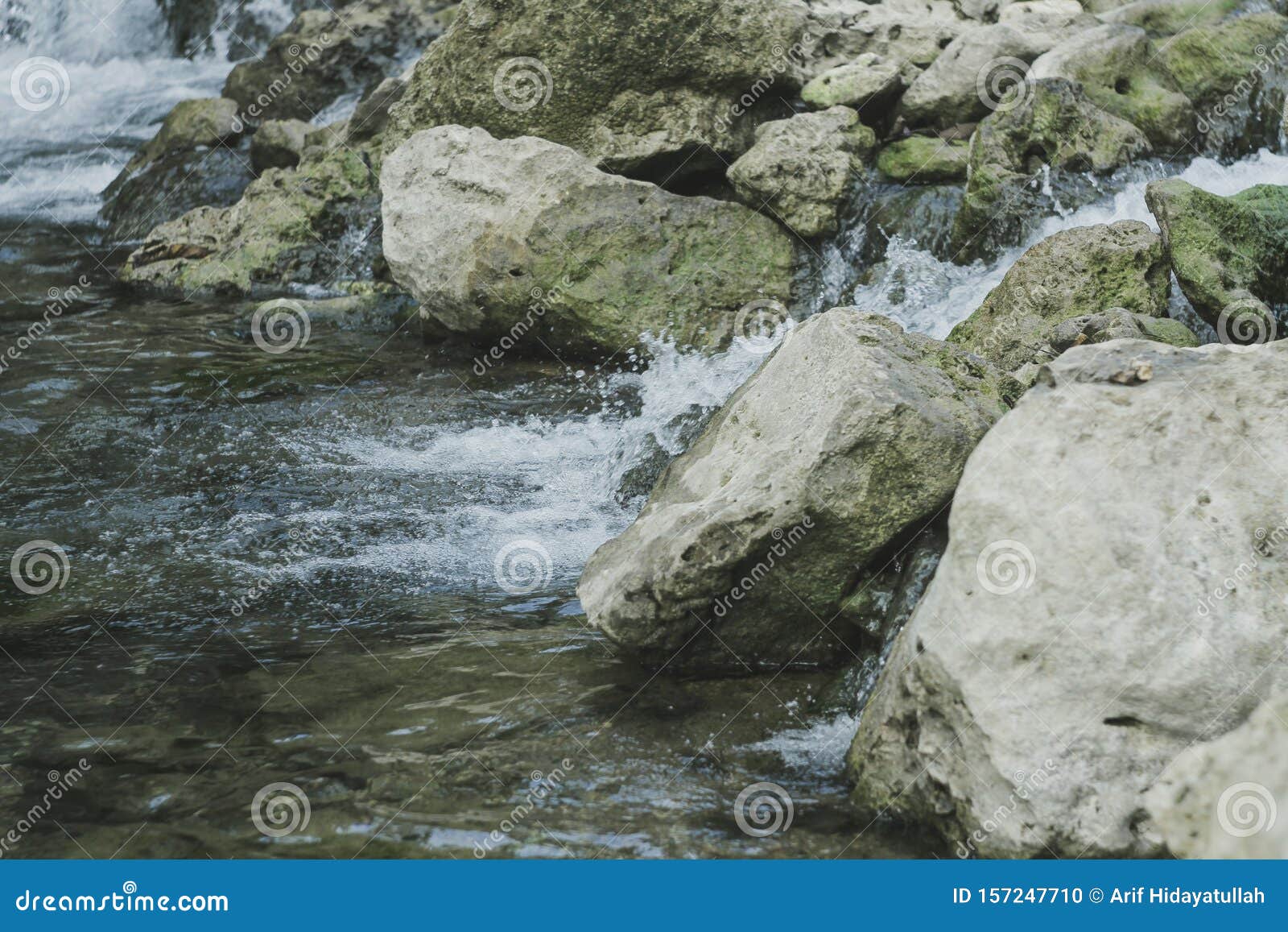 Água De Nascente Natural Das Montanhas Foto de Stock - Imagem de cenas ...