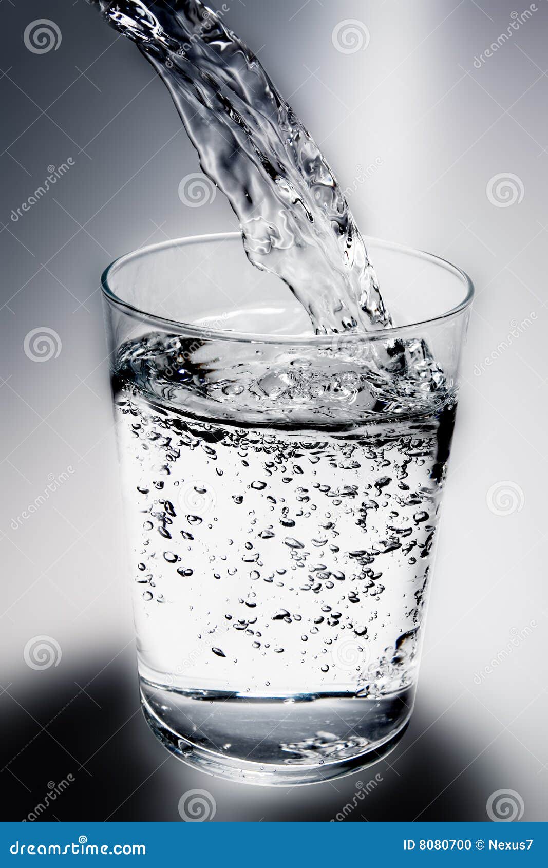 Água derramada foto de stock. Imagem de reidratar, bolhas - 8080700