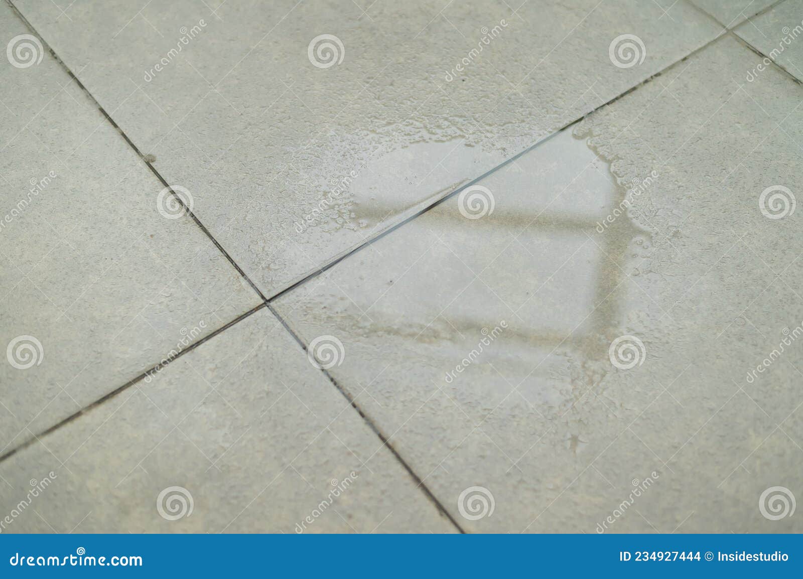 água Pinga No Chão Ladeado. Foto de Stock - Imagem de disastre ...