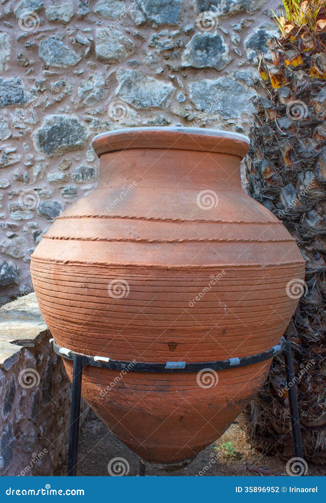 Ánfora gigante foto de archivo. Imagen de verano, pared - 35896952