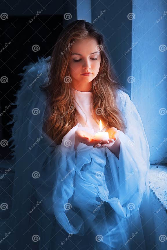 Ángel con una vela imagen de archivo. Imagen de divino - 21232183