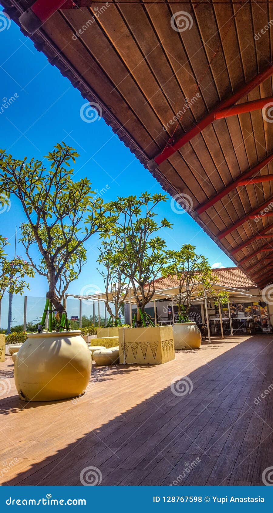 Área de fumo foto de stock. Imagem de curso, telhado - 128767598