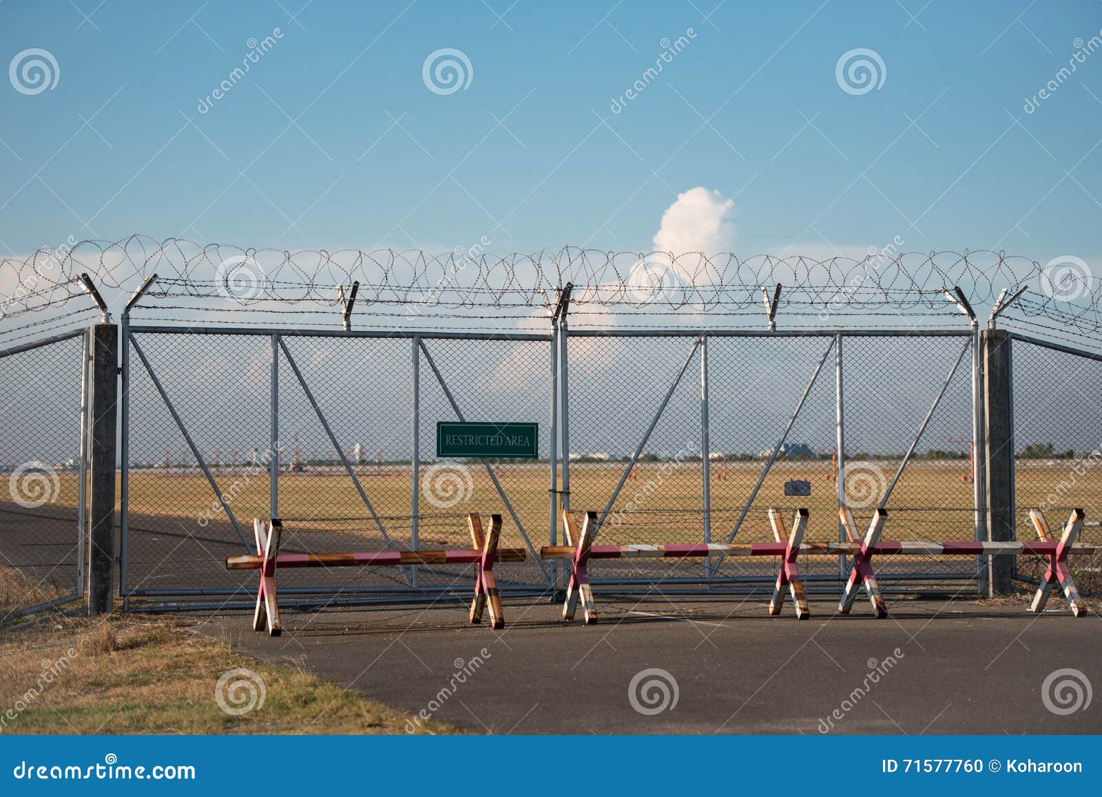 Área Interditado Com Sinal Verde Foto de Stock - Imagem de fechado ...