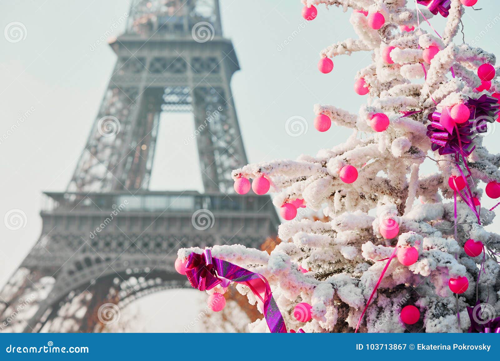 Árvore De Natal Coberta Com a Neve Perto Da Torre Eiffel Em Paris ...