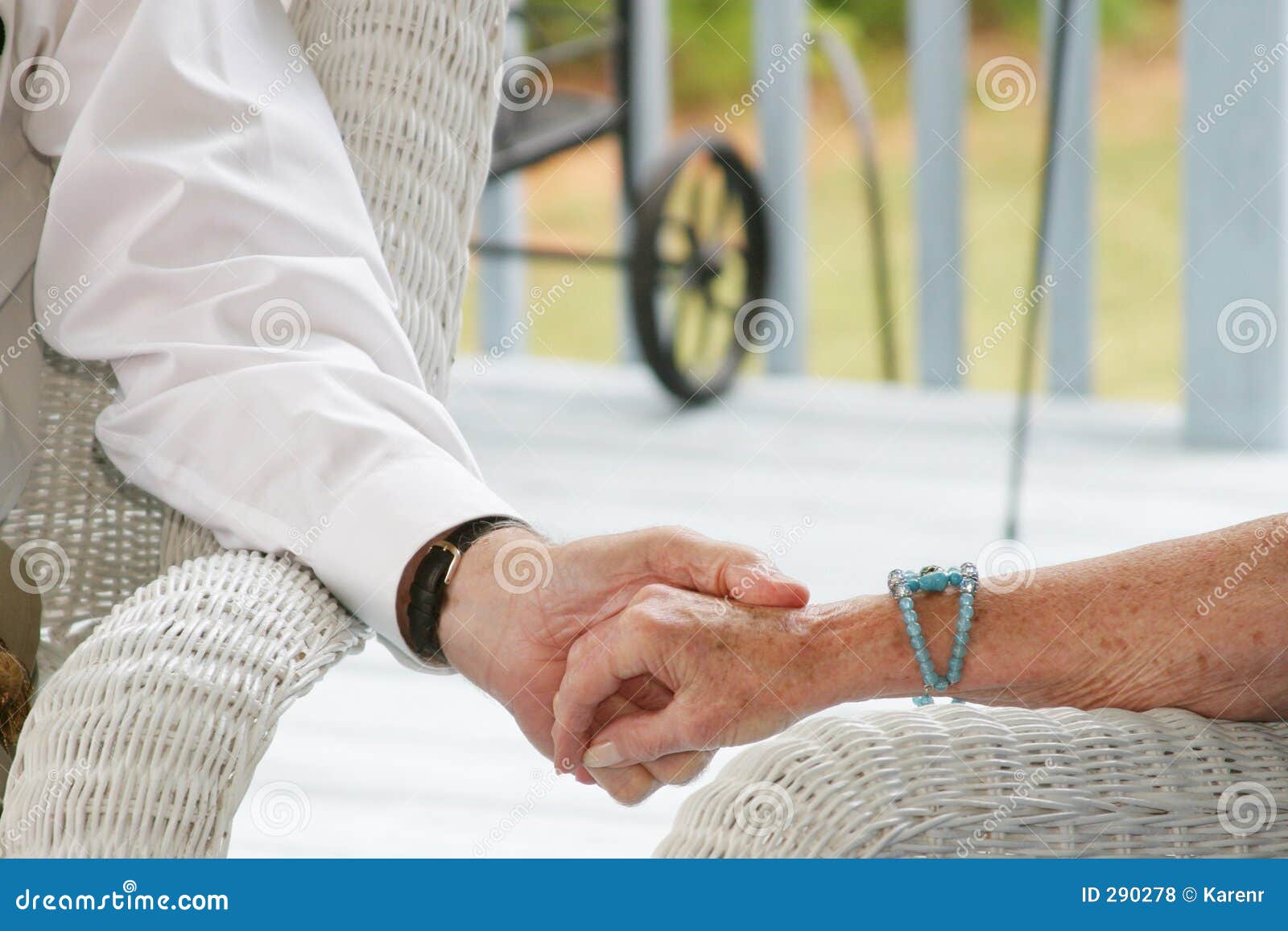 Ältere, die Hände anhalten stockfoto. Bild von liebe, mann - 290278