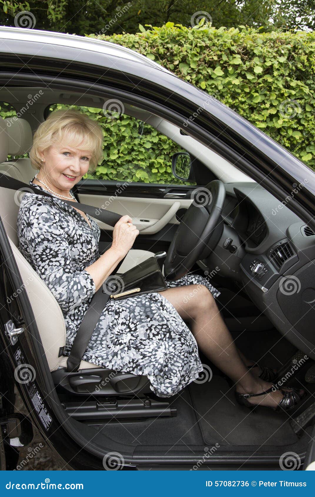 Älterer Frauenfahrerbefestigungsselbstgurt in Einem Auto Stockfoto ...