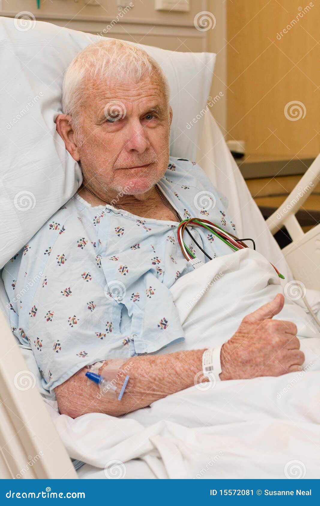 Älterer Krankenhauspatient Im Bett Stockbild - Bild von alter, bürger ...