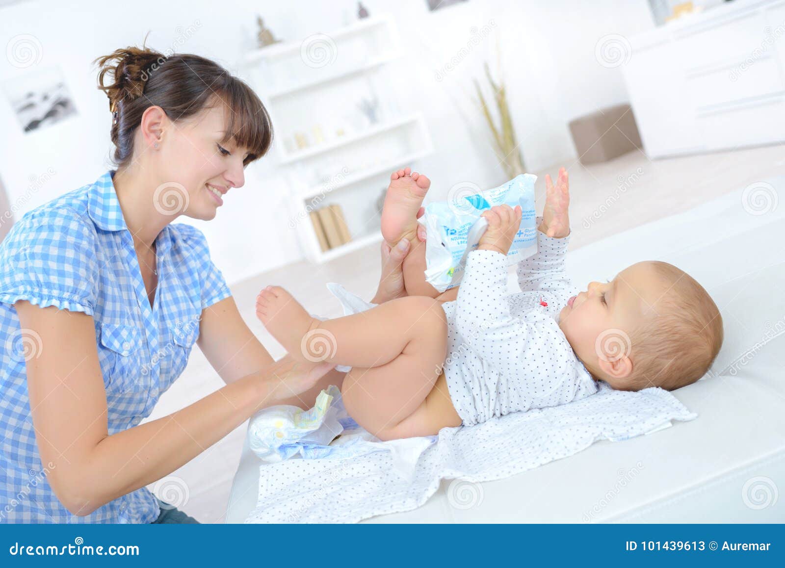 Neun Monate Altes Kind, Das Sich in Windeln Umzieht Stockbild - Bild ...