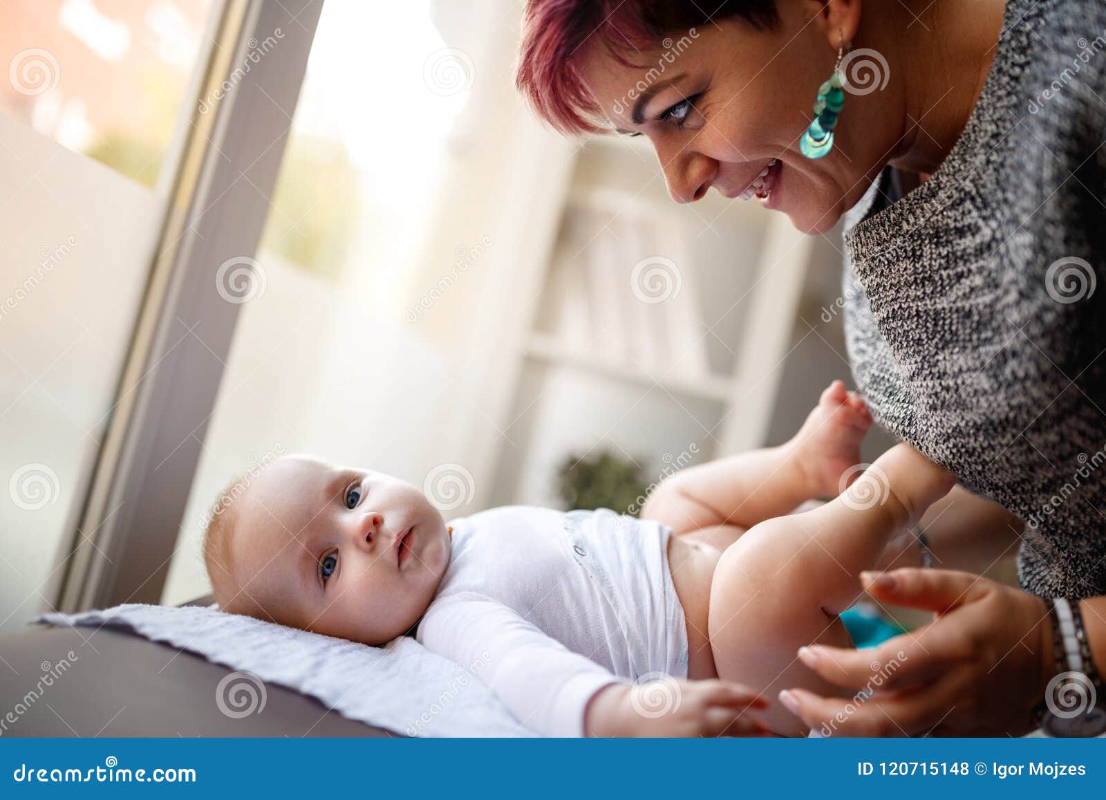 Ändernde Windeln Der Mutter Zu Ihrem Baby Stockfoto - Bild von junge ...