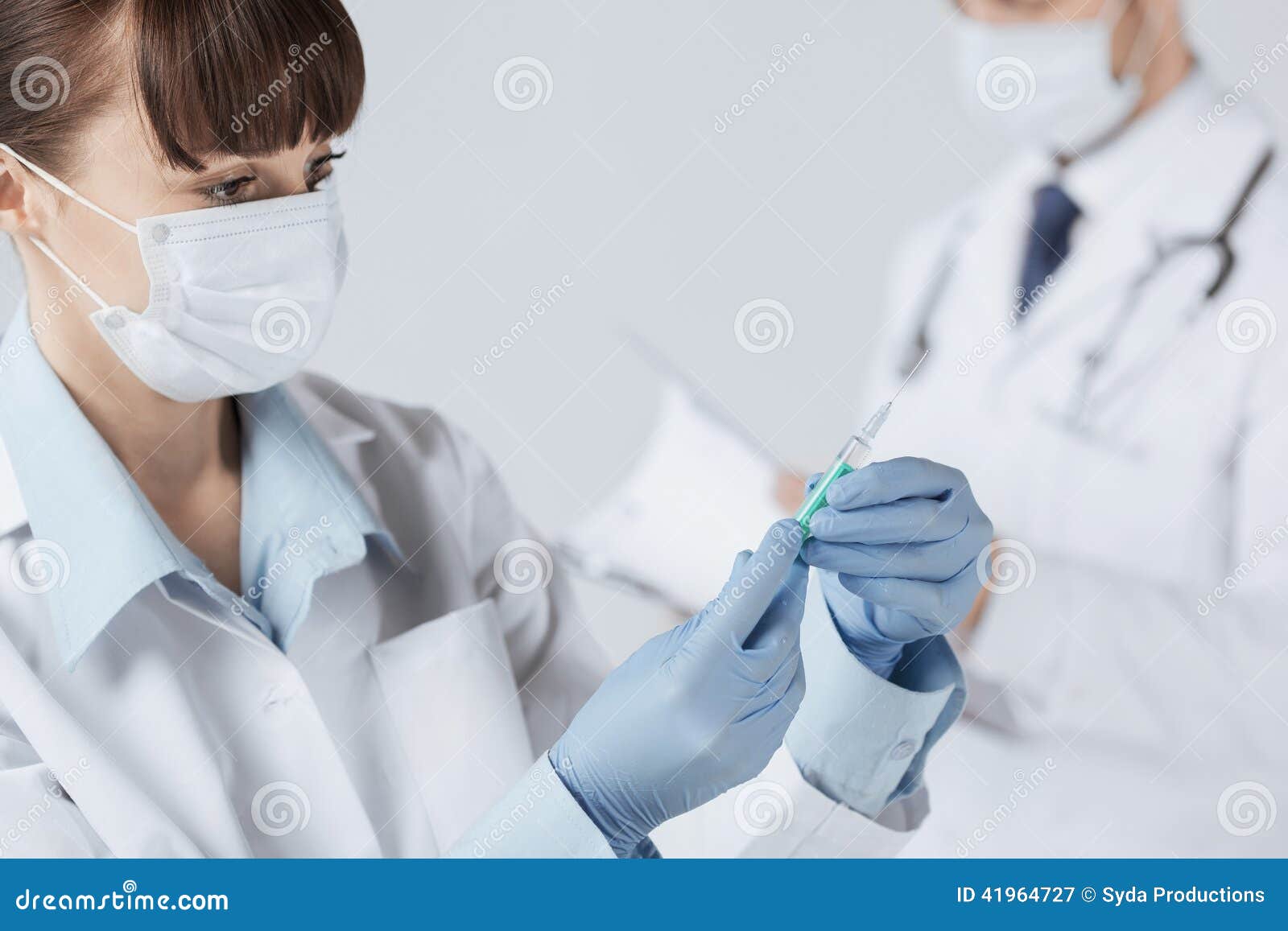 Ärztin, Die Spritze Mit Einspritzung Hält Stockbild - Bild von doktor ...