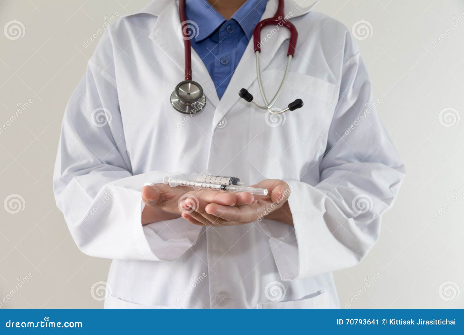 Ärztin, Die Spritze Mit Einspritzung Hält Stockbild - Bild von ...