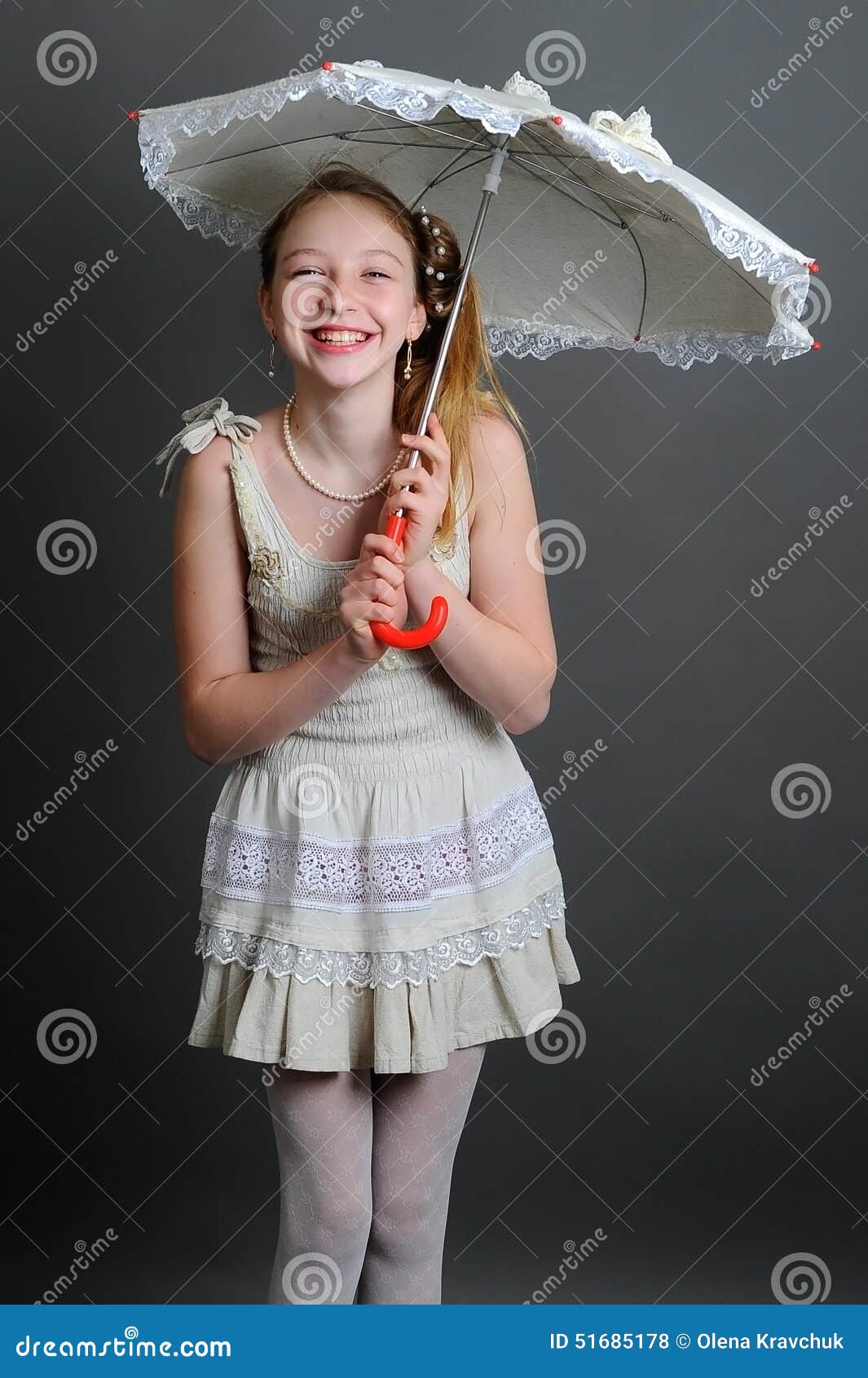 12-13 år Flicka Under Ett Paraply Arkivfoto - Bild av fräknar, svart ...