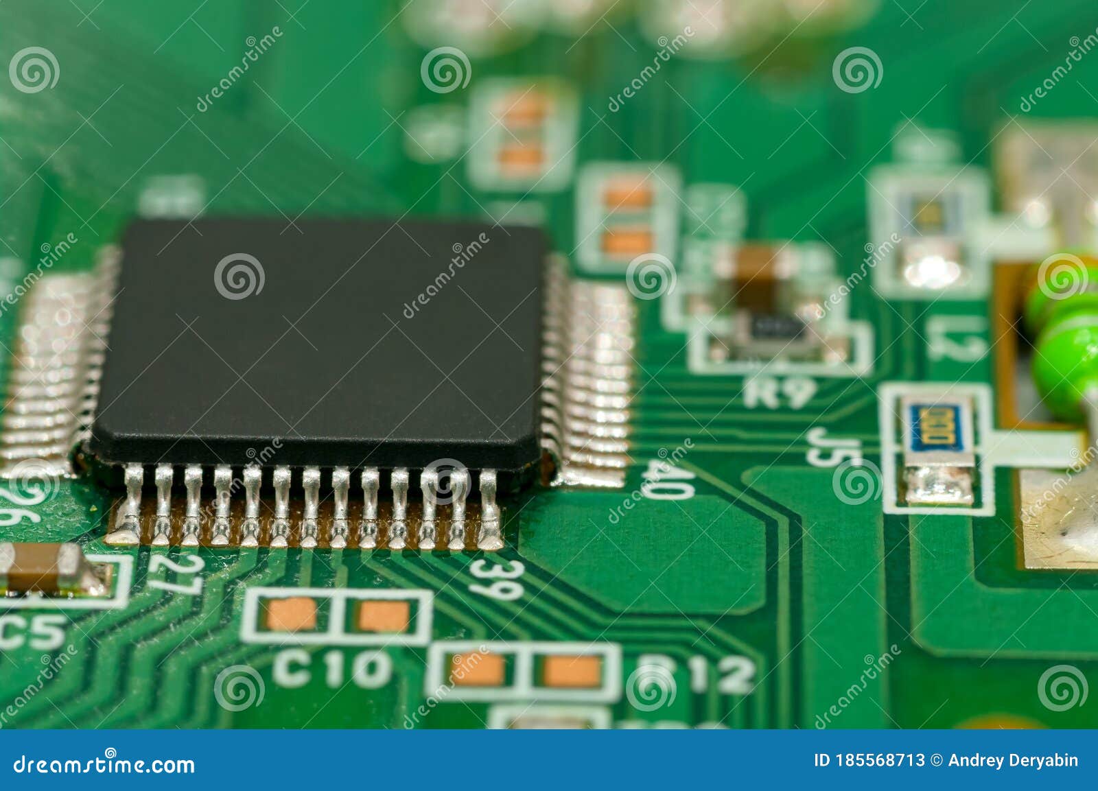 één Chip-controller Op De Printplaat Met Klem Stock Afbeelding - Image ...