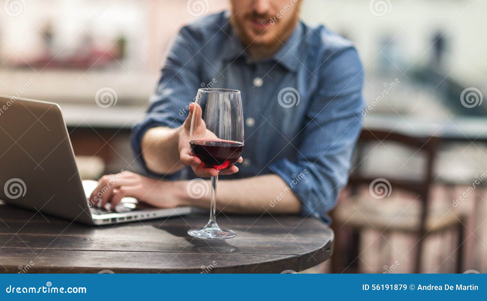 Échantillon De Vin à La Barre Image stock - Image du élégant, merlot ...