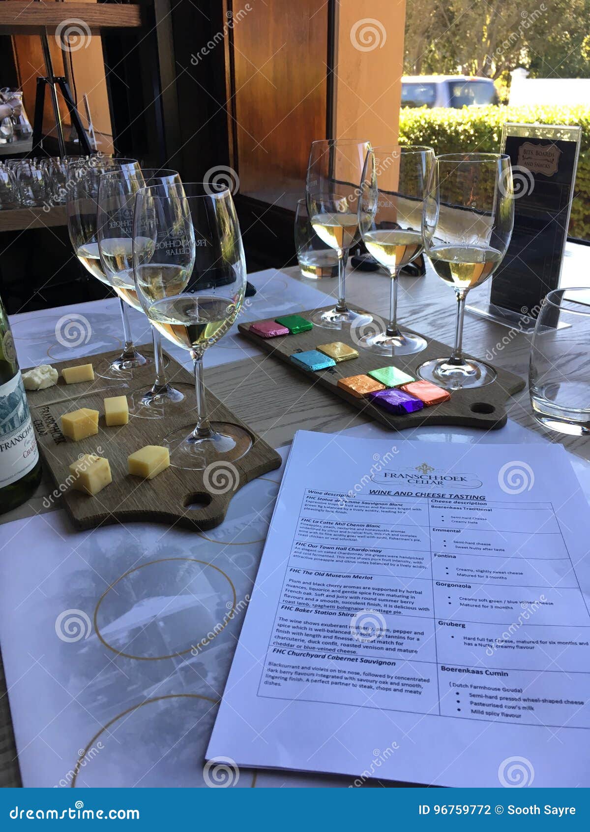 Échantillon de vin photographie éditorial. Image du fromage - 96759772